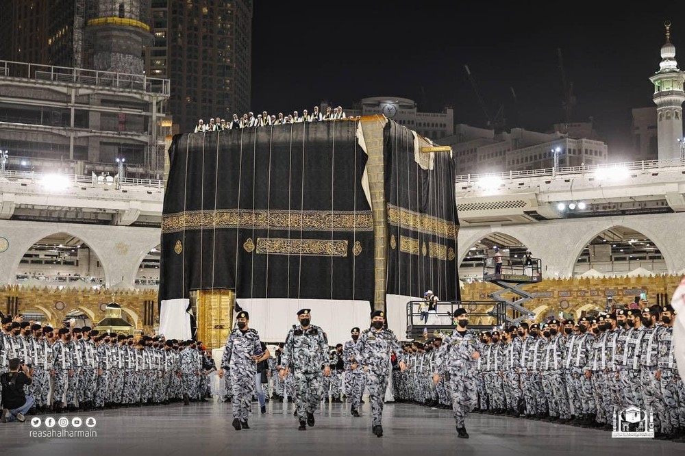 Sejarah dan Tradisi Penggantian Kiswah Ka'bah: Dari Kulit Unta hingga ...